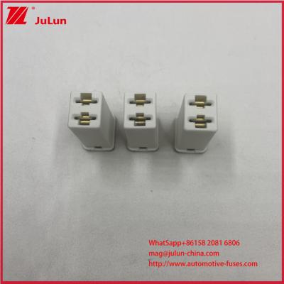 China Veicolo 32VDC interruttori di circuito Mini auto fusibili 25A 32V terminali Femminile quadrato Plug-In Fuse Link per veicolo auto 0495025.ZXA for sale