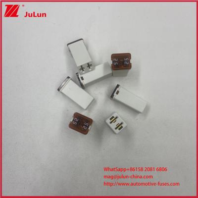 Cina Veicolo 32VDC interruttori di circuito Mini auto fusibili 25A 32V terminali Femminile quadrato Plug-In Fuse Link per veicolo auto 0495025.ZXA in vendita