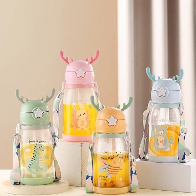 Cina 600 ml Coppa di paglia di plastica Bottiglia d'acqua di plastica con paglia anti-fuga in vendita