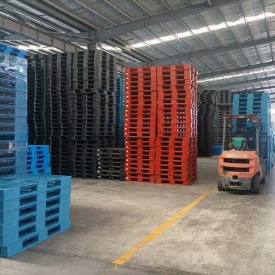 Cina Pallet di plastica di rinforzo d'acciaio resistente di plastica igienico materiale del pallet 1100*1100mm del vergine di 100% in vendita