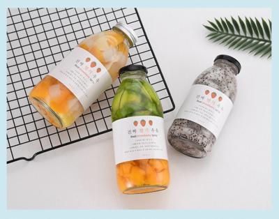 China Runde Glasjoghurt-Milchshake-Milch der getränkeflaschen-300ml 350ml 500ml mit Aufkleber zu verkaufen