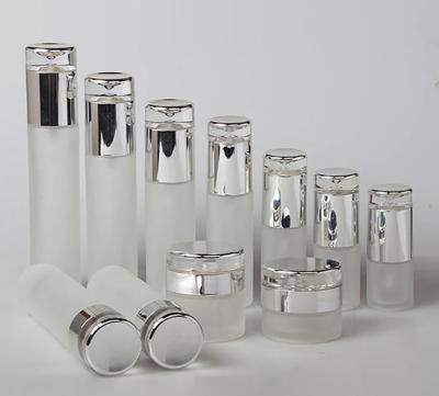Cina Lo SGS 4oz ha glassato la spalla piana di vetro dei contenitori della bottiglia della lozione della pompa dello spruzzo in vendita