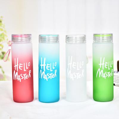 China 400ml coloriu reusável portátil de vidro geado do Borosilicate da garrafa de água à venda