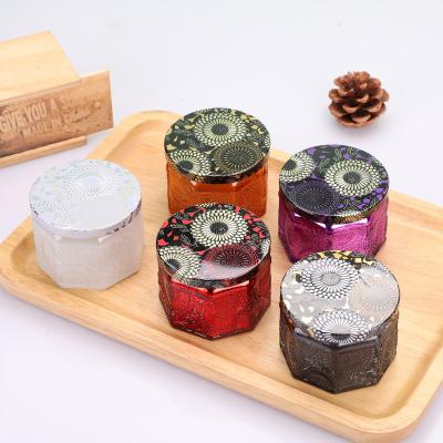 Cina Il vetro dell'ottagono ha impresso colore di lusso vuoto 4oz 8oz dei porta-candela il multi con il coperchio in vendita