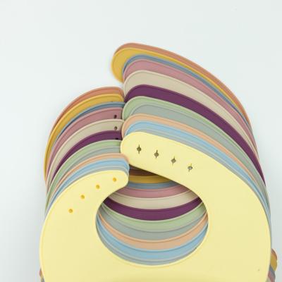 Cina 4 bene durevole molle impermeabile del silicone dei bottoni BPA della busbana francese libera del bambino regolabile in vendita