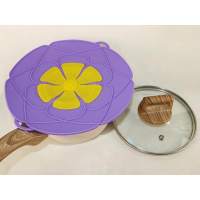 Cina Il doppio di Pan Lid Cover Reusable With del silicone del commestibile appende per cucinare in vendita