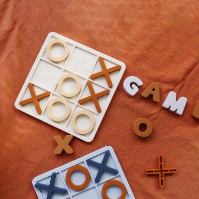 Cina MOQ 50 Set Silicone XO Tic Tac Toe Puzzle Logo personalizzabile Colori BPA Gratuito Certificato CE Giocattoli in silicone in vendita