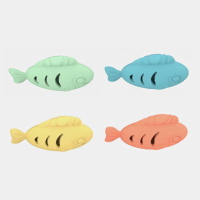 Cina Ingrosso colorato Bpa Grado alimentare gratuito Silicone per cani da compagnia allenamento pesce forma giocattoli snack perdita lenta alimentatore di silicone pesce giocattoli in vendita