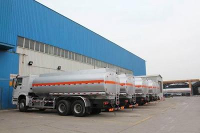 China Fuel Delivery Tanker Truck WD615.47 Model Engine Type High Performance for sale