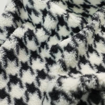 中国 印刷された模造されたSherpaは毛布のための生地300gsm 150Dを羊を刈る 販売のため