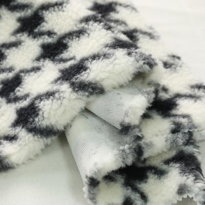 中国 印刷された模造されたSherpaは毛布のための生地300gsm 150Dを羊を刈る 販売のため