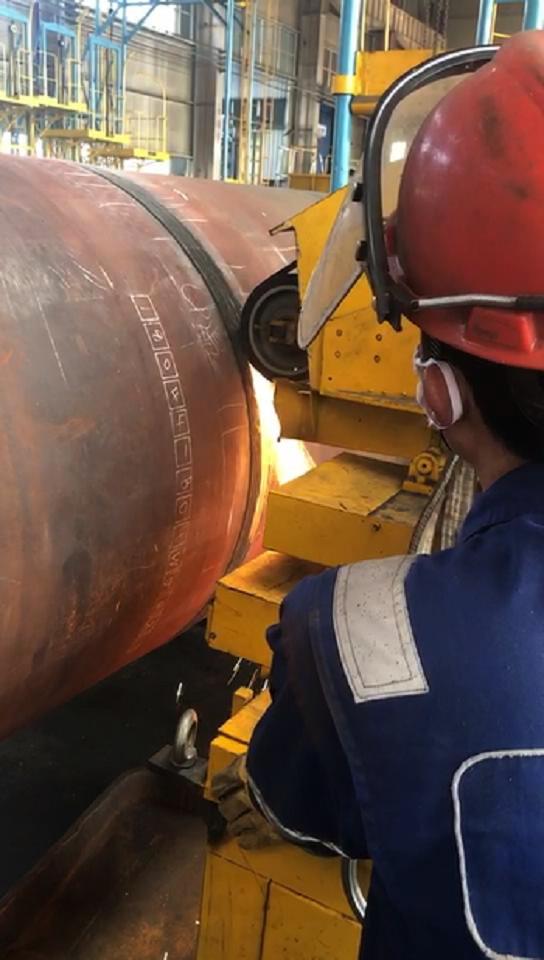 Steel tank circular weld seam polishing machine in operation