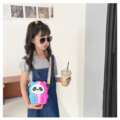 中国 シリコーンの肩の落着きのなさの破裂音の財布の子供のためのかわいい漫画のパンダ 販売のため