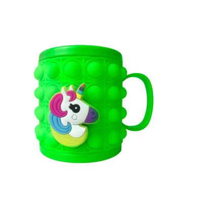 China Não-pegar fácil de limpeza bebê silicone crianças caneca Squeeze Cups Possibilidades de personalização à venda