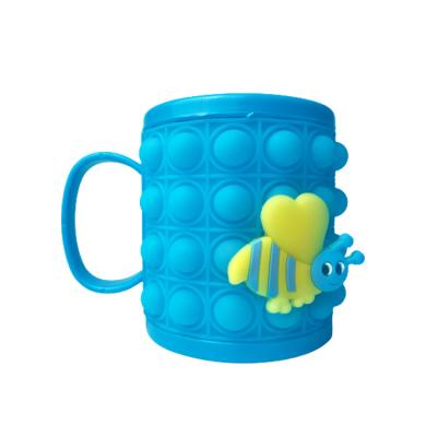 Cina Personalizzabile Bambino Nutrimento Bambini Coppa da bere Silicone Push Bubble Fidget Popper Pop con resistenza alle alte temperature in vendita
