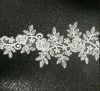 China Embroidered Beaded Lace Laser Cutting Machine Automatically Feeding Cutting for sale