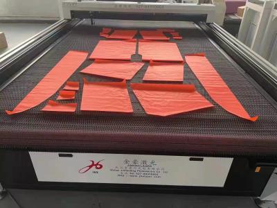 China Hermetic Laser Engraving Bed Filter Cloth Automatic Laser Machine en venta