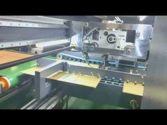 De hechtingssectie van de zwarte automatische folder Gluer Stitcher met dubbele hechting voor het maken van dozen