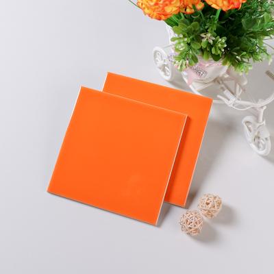 中国 オレンジは陶磁器の壁のタイル15X15のスリップの商業台所タイルを非艶をかけました 販売のため