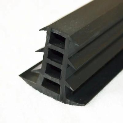 China Fenders de borracha preta resistentes aos raios UV para proteção marítima duradoura à venda