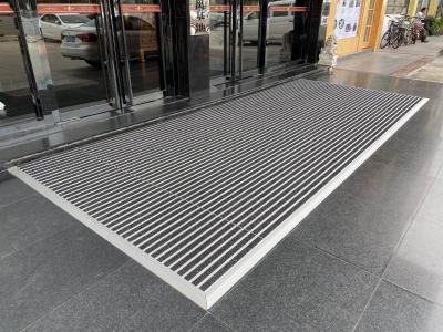 Cina Stuoia d'anodizzazione chiusa dell'entrata del pavimento di Struture 12mm 2.35mm in vendita