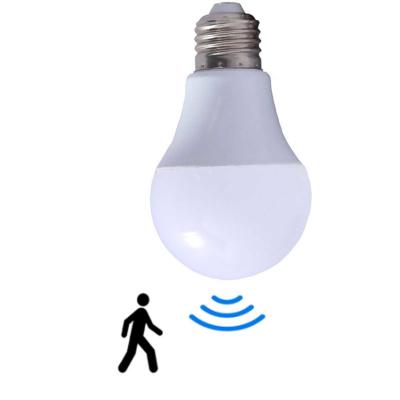 China 5w 7w 9w 12w 18w 220v E27 B22 Led-Glühlampen Bewegungssensor Led-Radar Nachtlicht Smart Bulb zu verkaufen