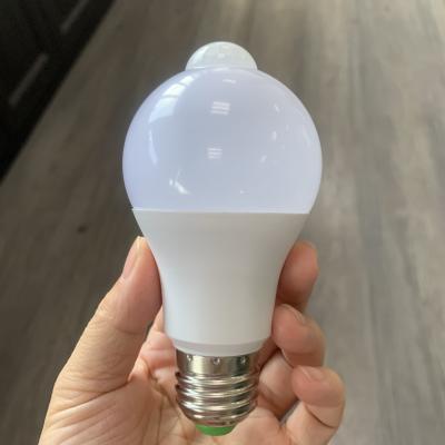 China Luz LED bombilla E27 Sensor de movimiento de radar de microondas 9W 12W 15W Inducción del cuerpo humano A60 en venta