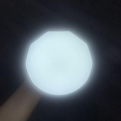 Cina 6000K CCT luce solare a LED per campeggio all'aperto lampadina di ricarica mobile da 900lm in vendita