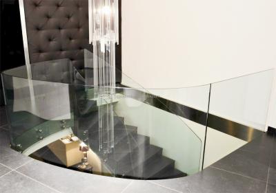 Cina Scaline da bagno all'aperto Sala di scalone all'interno Vetro rinforzato per la costruzione di pareti a tenda in vendita