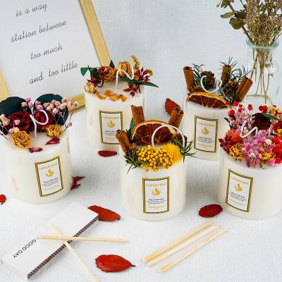 Cina Candela profumata di lusso personalizzata Candela artigianale con fiori secchi e profumo di soia in vendita