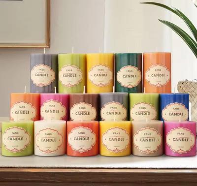 Cina Candela OEM colorata Candele a colonna profumate fatte a mano personalizzate in vendita