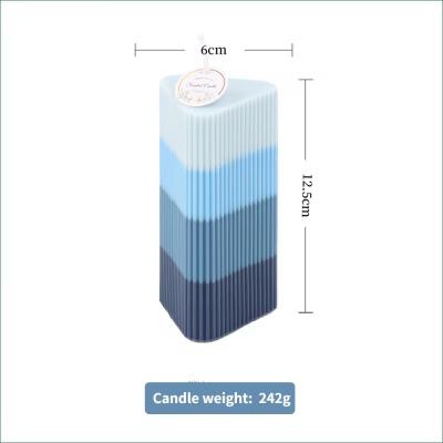 Cina Candela blu artigianale triangolare a strisce colorata candela a pilastro candela per decorazioni domestiche candele d'arte in vendita