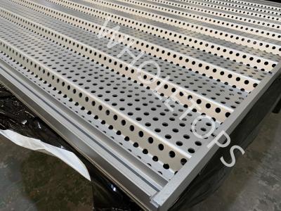 中国 PVDFの粉は装飾的な造ることのための穴があいたアルミニウム パネルに塗った 販売のため