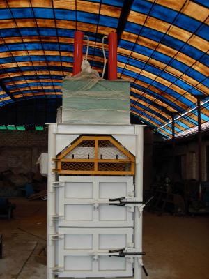 Cina OEM PET Bottiglia Baling Press Machine orizzontale verticale ballerina idraulica in vendita