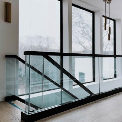 China Pool hek met moderne raamloze glazen balustrade en handrail systeem ontwerp oplossing Te koop