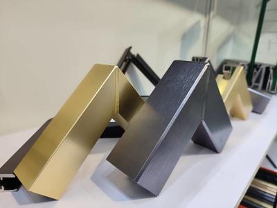 China Pool hek met moderne raamloze glazen balustrade en handrail systeem ontwerp oplossing Te koop