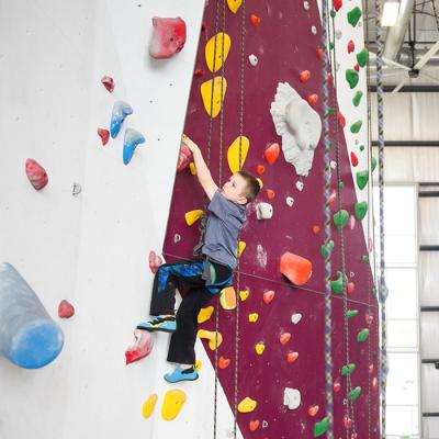 Cina La morbidezza della parete di arrampicata di Bouldering dell'adulto riempie la protezione per il centro di formazione di sport in vendita