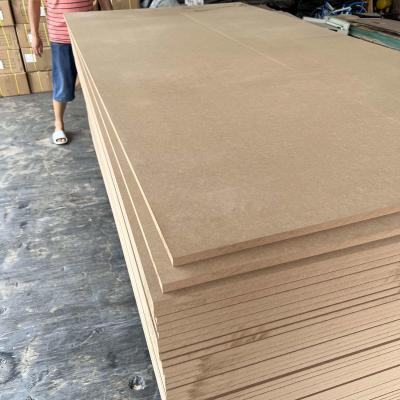 Cina Mdf semplice Melamina laminata 18 mm Mdf artigianale 3 mm 15 mm 18 mm per interni in vendita
