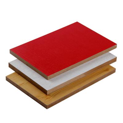 China Panel de MDF de 18 mm y madera blanca de color de grano de melamina MDF a prueba de humedad con 1 en venta