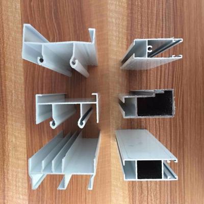 Cina Una porta di alluminio di 798 serie profila il colore bianco di spessore di 0.8mm in vendita