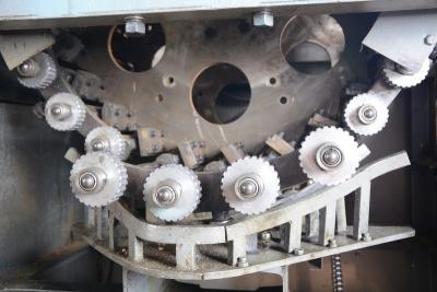 China De volledige automatische commerciële machine van de de kegelmaker van de roomijswafel van 71 het bakken platen (9m snakken) Te koop