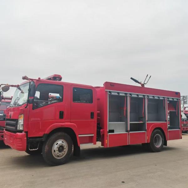Quality HOWO 5.5CBM Foam Fire Fighter Vehicle , Firefighter Rescue Truck 4X2 for sale