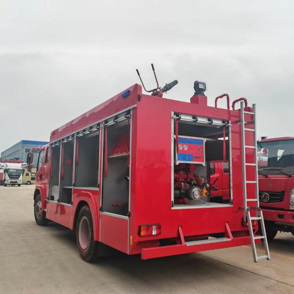 Quality HOWO 5.5CBM Foam Fire Fighter Vehicle , Firefighter Rescue Truck 4X2 for sale