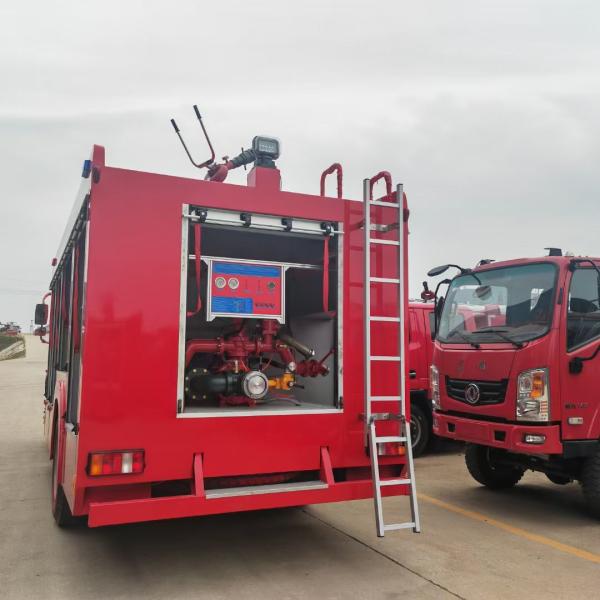 Quality HOWO 5.5CBM Foam Fire Fighter Vehicle , Firefighter Rescue Truck 4X2 for sale