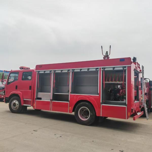 Quality HOWO 5.5CBM Foam Fire Fighter Vehicle , Firefighter Rescue Truck 4X2 for sale