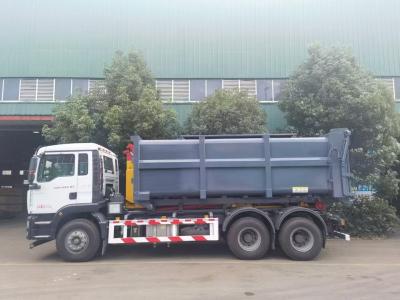 Cina Autocarro compattatore HOWO a 3 assi con gancio di sollevamento e gru XCMG da 3 tonnellate in vendita