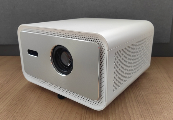 Side view of V418 projector displaying connectivity ports