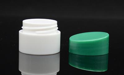 中国 Eco 目のクリームのための友好的な 8ml 小型ねじ帽子の化粧品の包装の瓶 販売のため
