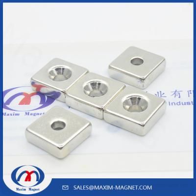 China Pequeños imanes del bloque de NdFeB con el agujero avellanado en venta