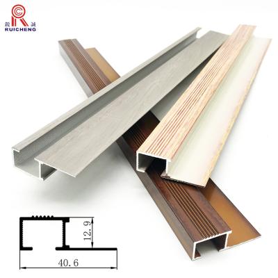 China Opgepoetste Aluminiumtrede die de Beschermers van de de Trederand van de Randversiering met Rubber besnuffelen Te koop